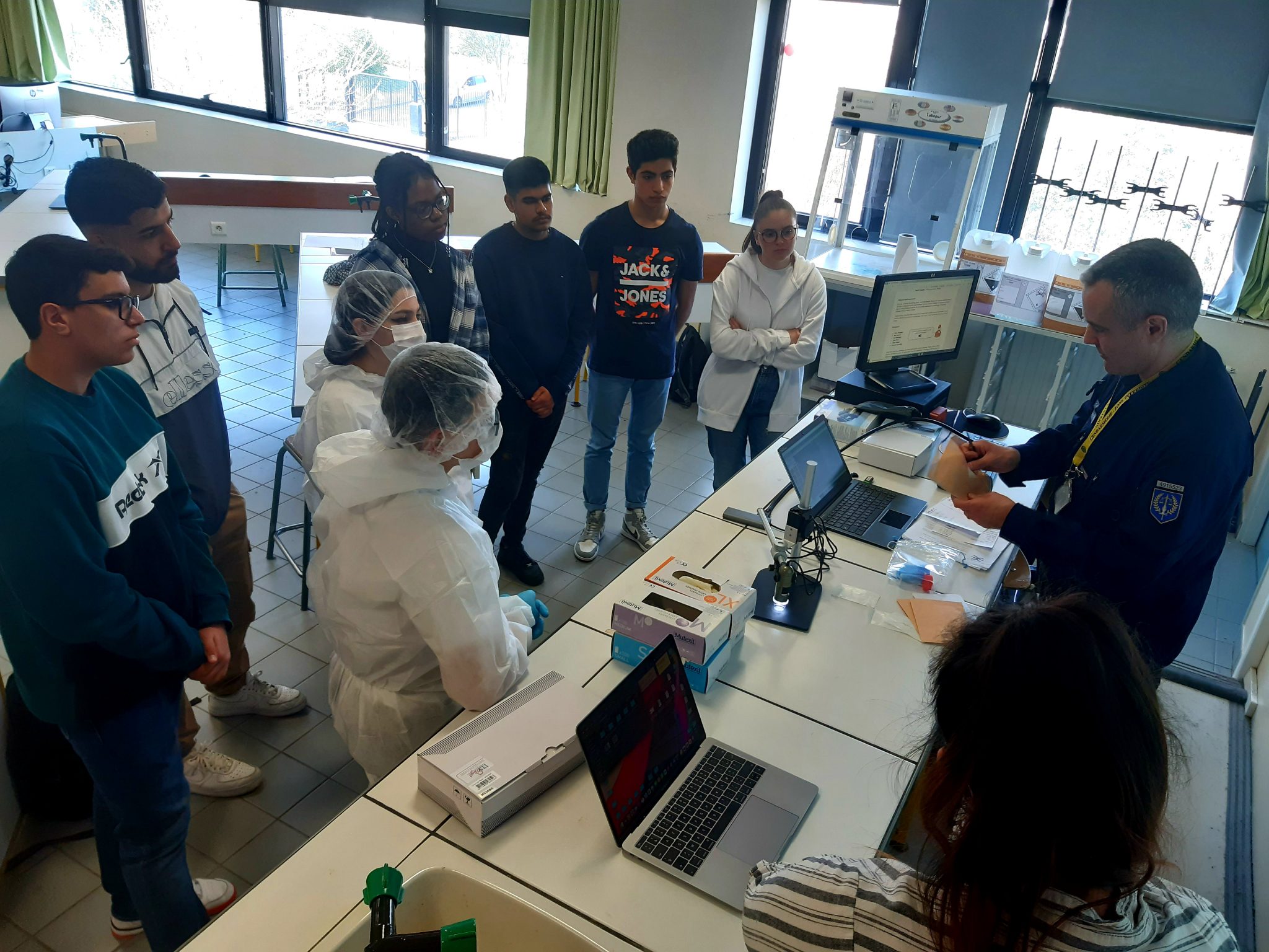 EXPERTS à l’École : les gendarmes de l’IRCGN rencontrent les élèves du ...