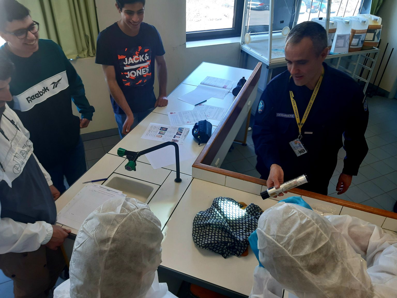 EXPERTS à l’École : les gendarmes de l’IRCGN rencontrent les élèves du ...