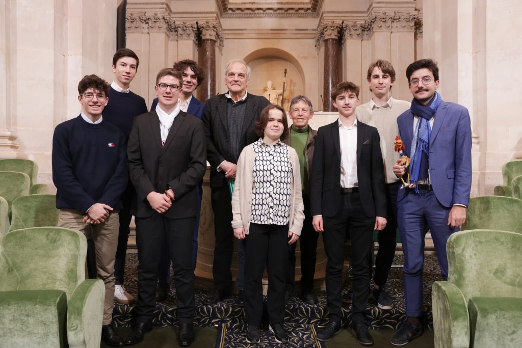 Les lauréats des IChO, IESO et IPhO 2024 récompensés à l’Académie des ...