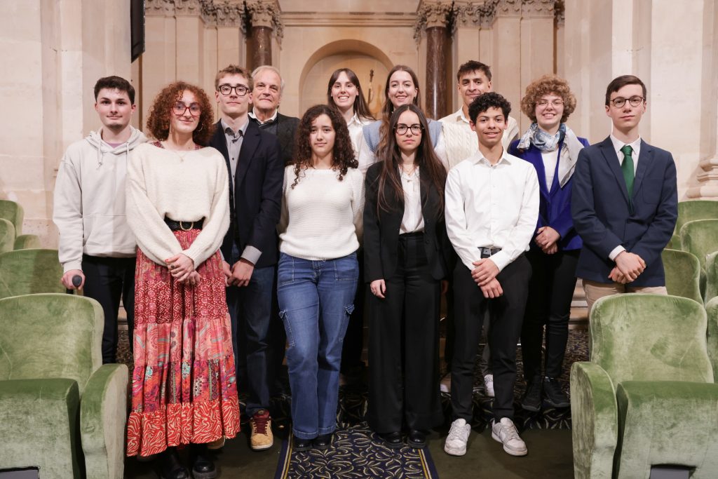 Les lauréats des IChO, IESO et IPhO 2024 récompensés à l’Académie des ...