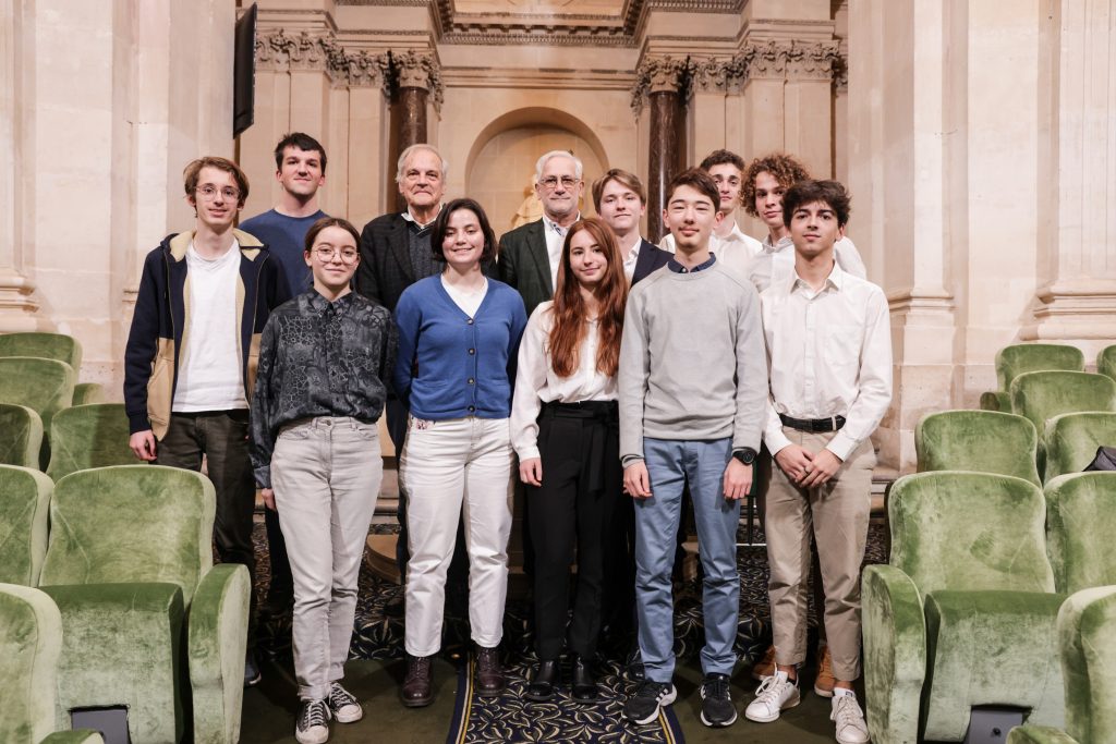 Les lauréats des IChO, IESO et IPhO 2024 récompensés à l’Académie des ...